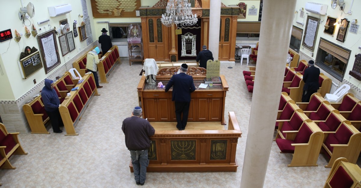 Why Pray with a Minyan Instead of Alone at Home? - Hidabroot